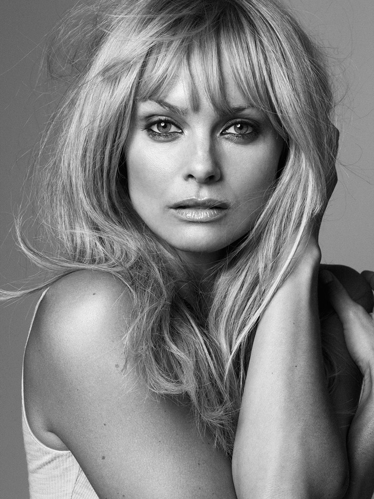 MIKAs | Izabella Scorupco